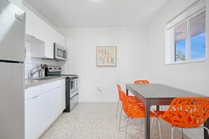 Apartamento clássico | Cozinha privada | Geladeira grande, micro-ondas, lava-louças, chaleira elétrica