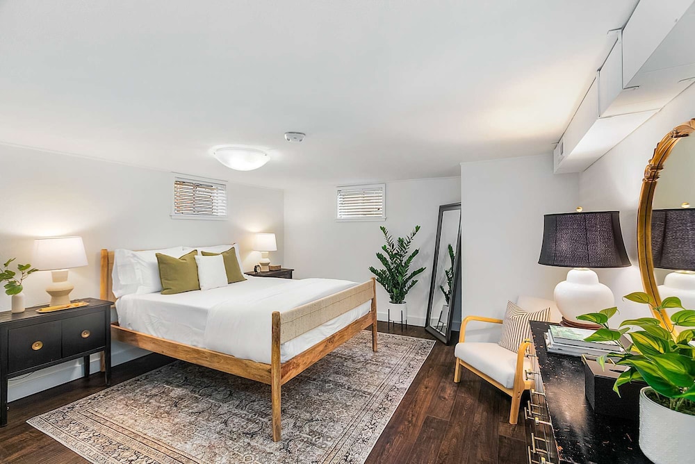 Wara01 - Raven In Law, Picturesque Lower Unit - Woodinville, WA