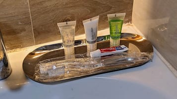 Quarto Duplo ou Twin Familiar | Casa de banho | Um polibã, um chuveiro fixo, artigos de higiene pessoal grátis