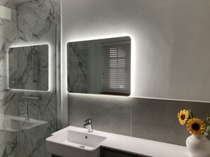 Garden Suite | Banheiro | Chuveiro, ducha de hidromassagem, produtos de toalete de grife, sabonete