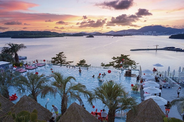 Piscina interior, piscina exterior sazonal, toldos (sobretaxa)