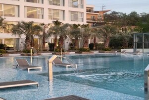 Piscina interna, piscina externa sazonal, barracas, espreguiçadeiras