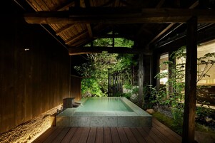 Quarto Twin Superior, 2 quartos, vista para o jardim | Casa de banho | Banheira de água mineral, um chuveiro fixo 