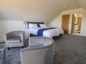 4 quartos, individualmente decorados, individualmente mobiliados