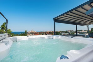 Cobertura com design assinado, 2 quartos, banheira de imersão, vista para o mar | 1 quarto, camas com colchões de espuma com sistema de memória, frigobar