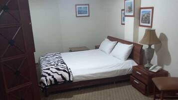 Quarto casal standard | Cofres nos quartos, ferros/tábuas de passar roupa, Wi-Fi de cortesia