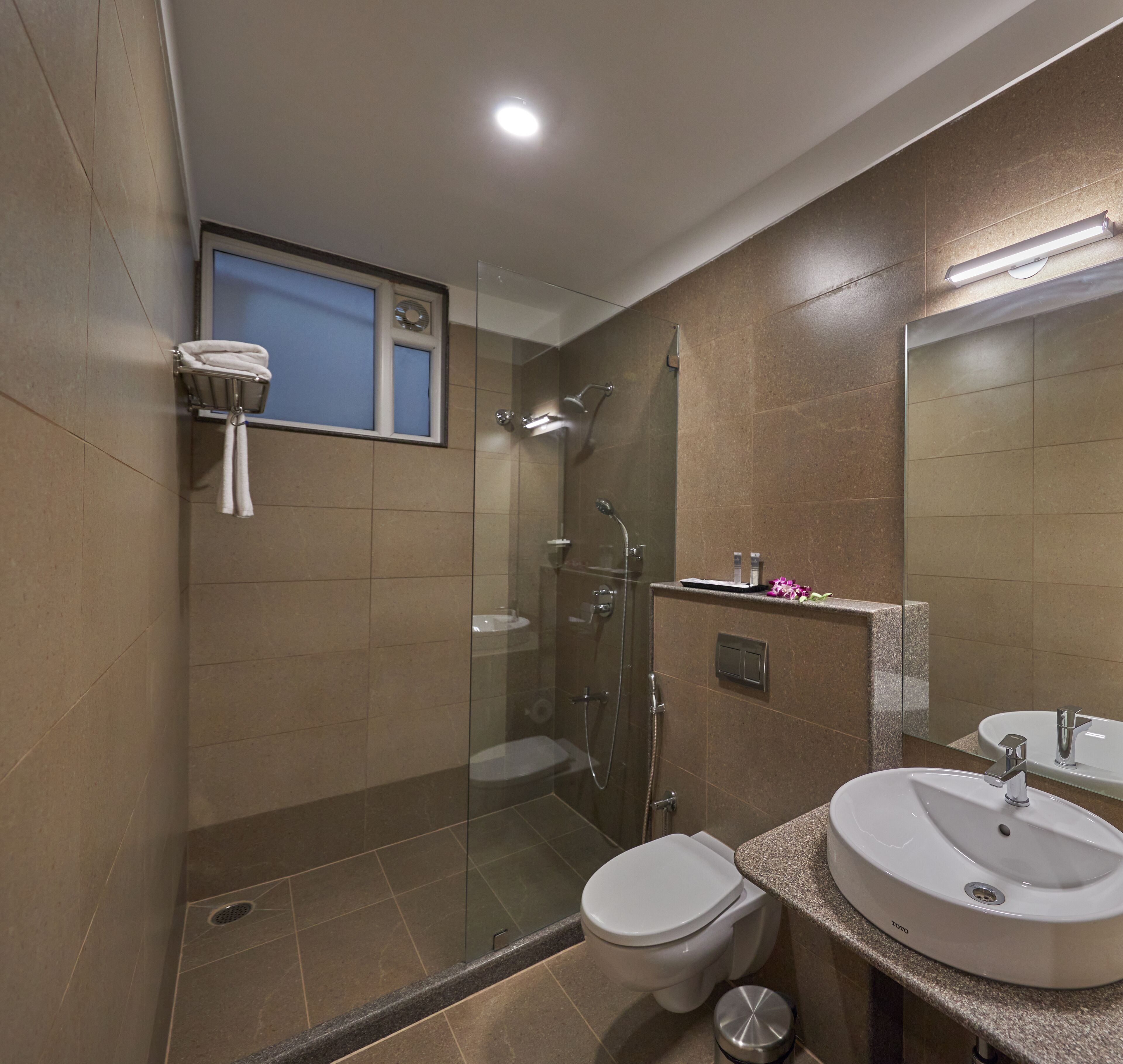 Quarto Duplo Deluxe | Casa de banho | Um polibã, um chuveiro fixo, um secador de cabelo, chinelos 