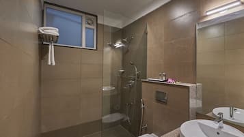 Quarto Duplo Deluxe | Casa de banho | Um polibã, um chuveiro fixo, um secador de cabelo, chinelos