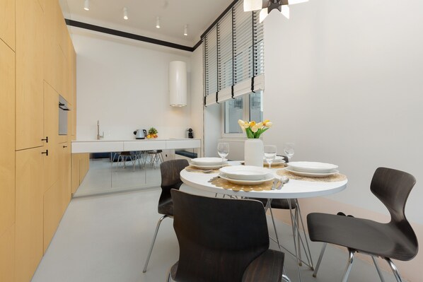 Apartamento, 1 quarto, varanda | Refeições no quarto