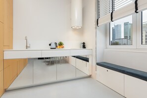 Apartamento, 1 quarto, varanda | Cozinha privada | Um micro-ondas, um forno, uma máquina de lavar louça