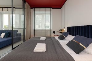 1 quarto, secretária, roupa de cama fornecida