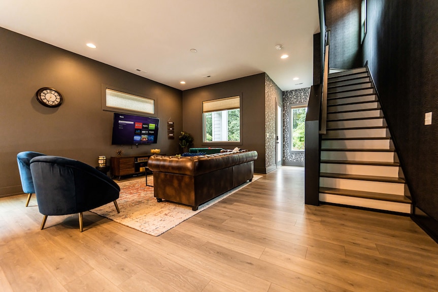 British Pub-inspired Home - 샬럿