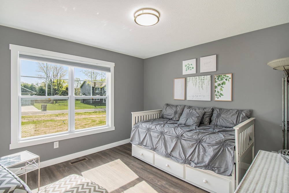 New Home! Quiet Location- Only 3 Minutes To Notre Dame- Sleeps 12 - South Bend, IN