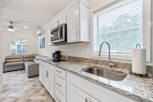 Casa de Campo Deluxe | Cozinha privada | Um frigorífico, um micro-ondas, uma placa de cozinha, uma torradeira 