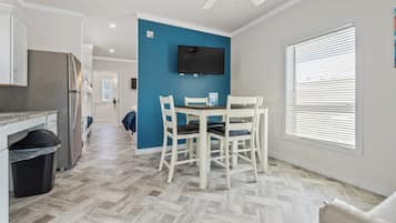 Estúdio Deluxe | Sala de estar | TV de ecrã plano