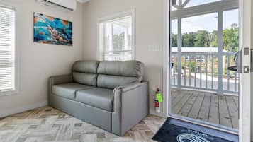 Estúdio Deluxe | Sala de estar | TV de ecrã plano