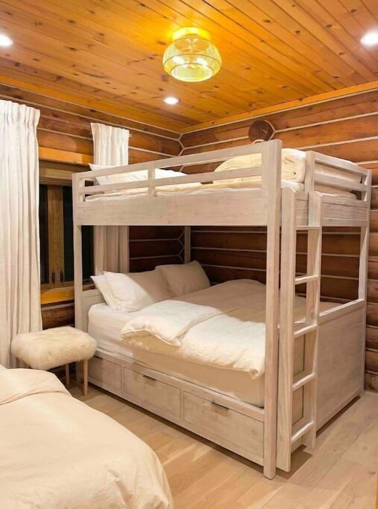 5 Bed 3 Bath Cabin Se Wi 1hr Fr Chicago! - Big Bend, WI