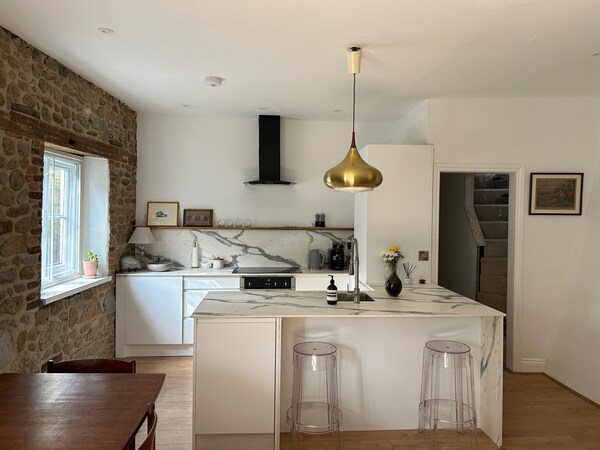 3 Bed Cottage - Sleeps 6 - Pets - Parking - Wifi - South Downs