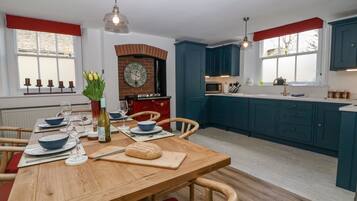 Um frigorífico, uma máquina de lavar louça, uma chaleira elétrica