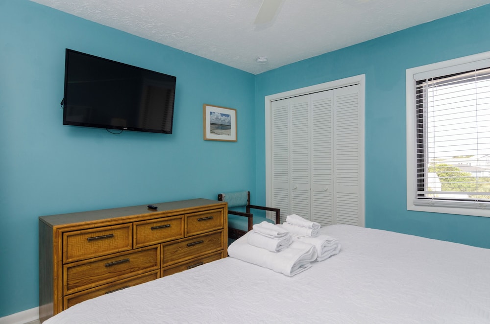 Top Floor Unit In Sea Colony W Extraordinary Views - Carolina Beach, NC