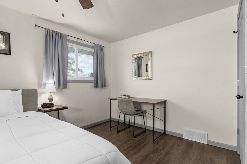 Green Bay Getaway - 4 Minute Walk To Lambeau And Resch Center - Green Bay