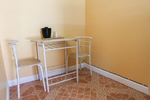 Quarto, 1 cama king-size, não fumadores | Comodidade do quarto