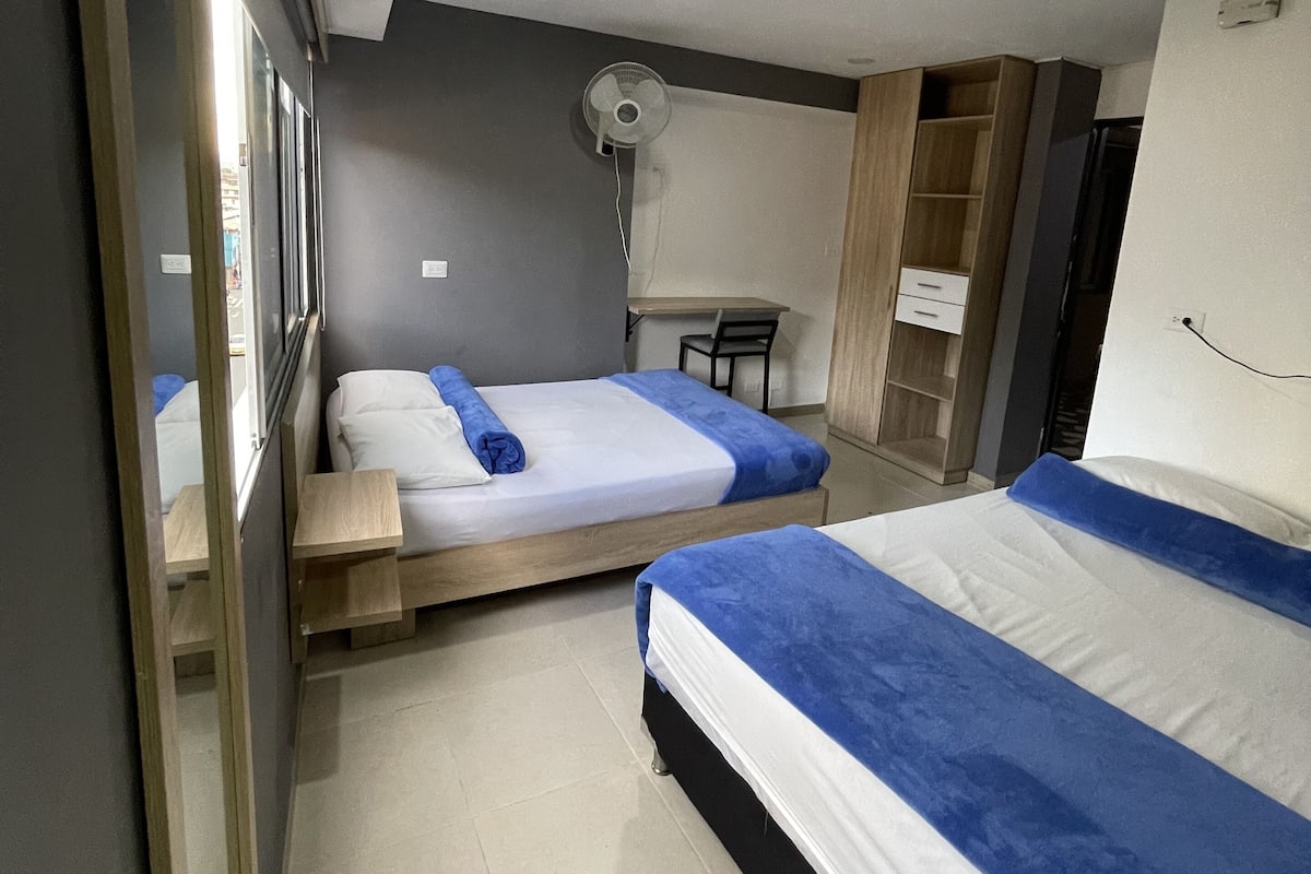 Quarto casal luxo | Escrivaninha, espaço de trabalho para notebook, Wi-Fi de cortesia