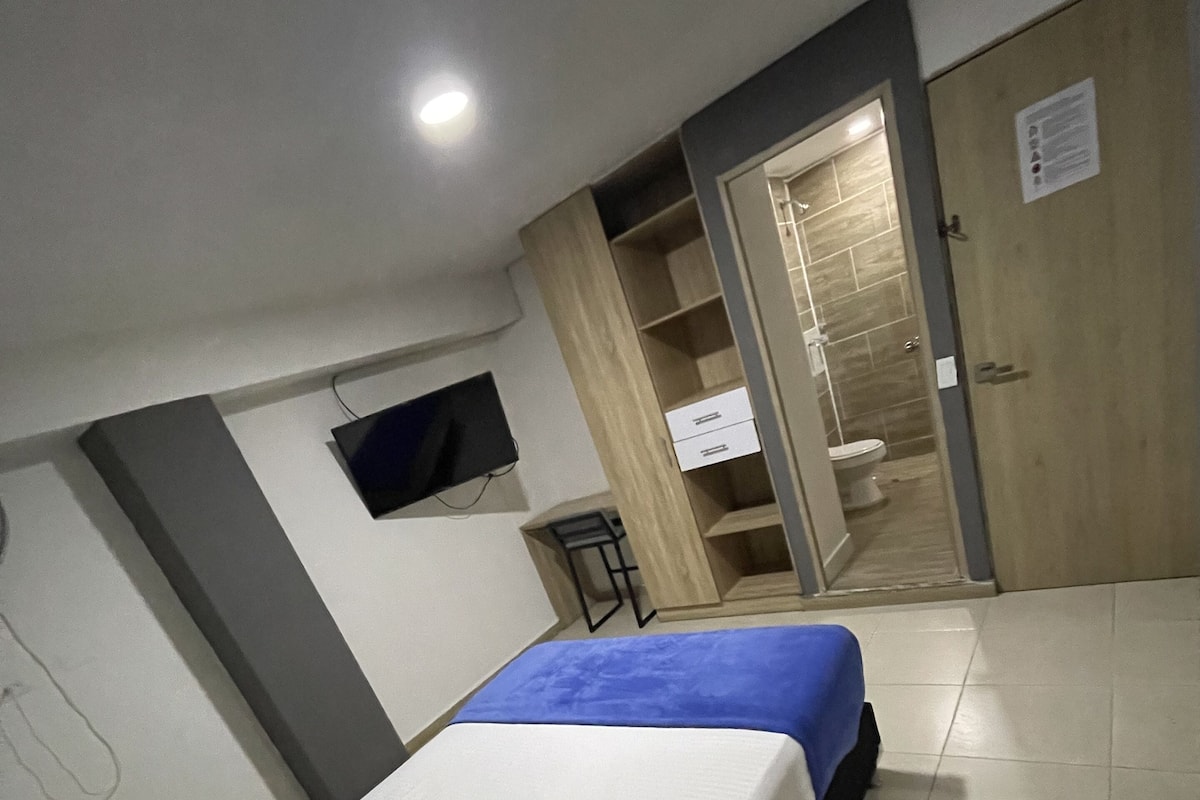 Quarto luxo | Escrivaninha, espaço de trabalho para notebook, Wi-Fi de cortesia