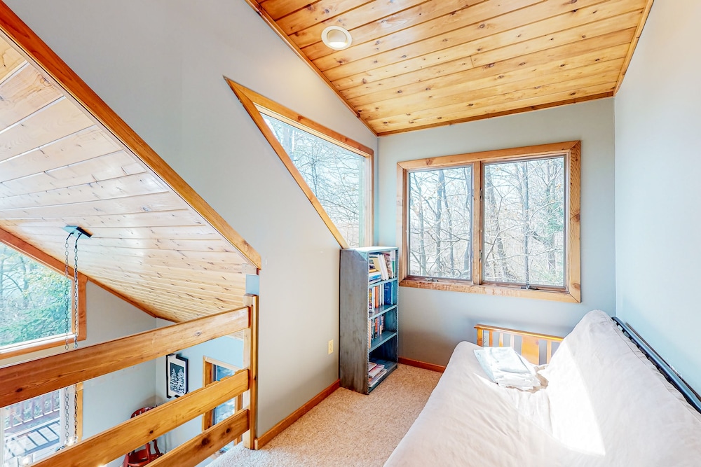 Beautiful cabin with panoramic views, hot tub, pool table, and grill - McHenry | Vrbo