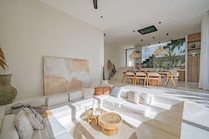 Vila, 2 quartos | Sala de estar | Smart TV