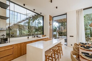 Villa, 2 quartos | Cozinha privada | Um frigorífico, uma placa de cozinha, uma torradeira, liquidificador