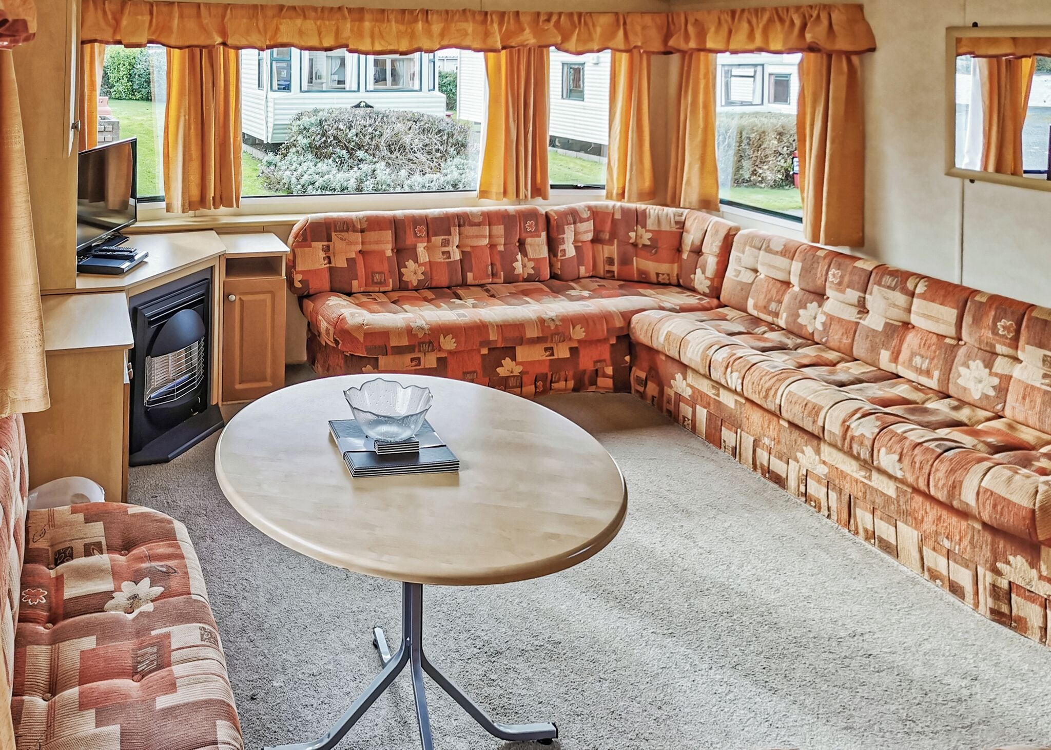 Comfortable And Spacious 12ft-wide Caravan With One Double And One Twin. - Holywell Bay