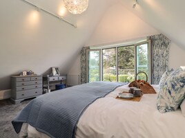 5 quartos, individualmente decorados, individualmente mobiliados