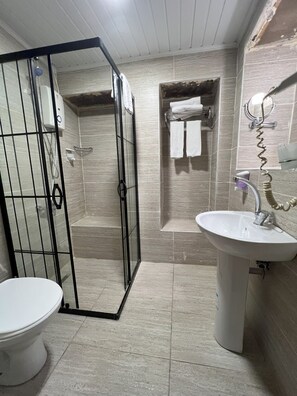 Quarto Twin Familiar | Casa de banho | Um polibã, um chuveiro fixo, um secador de cabelo, toalhas fornecidas 