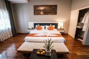 Roupa de alta qualidade, minibar, cofre no quarto, secretária 