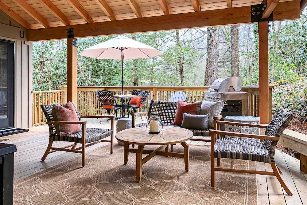 Lush Mirror Lake Cottage Rental W/ Private Deck - Highlands, NC