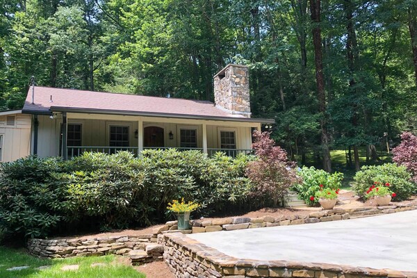 2 Living Areas + Fireplace: Mirror Lake Cottage! - Highlands, NC