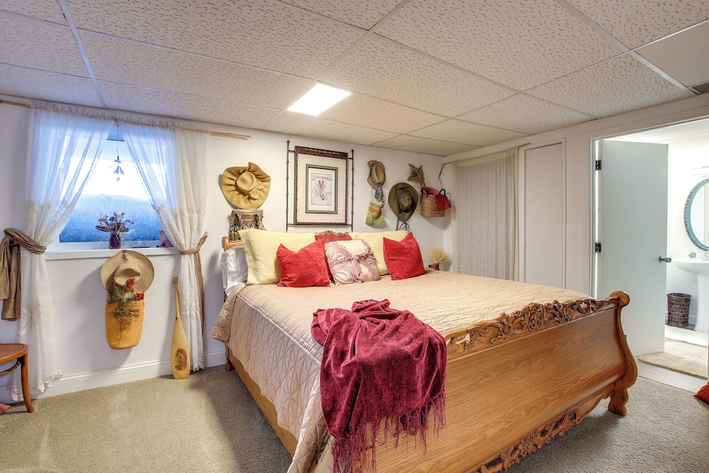 Spacious Waterfront Retreat Near Uw-green Bay - Green Bay, WI