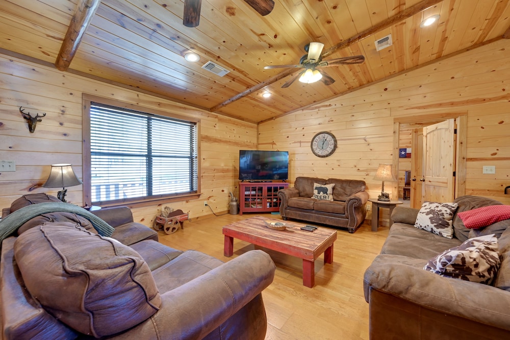 Broken Bow Cabin W/ Hot Tub & Covered Deck! - Broken Bow, OK