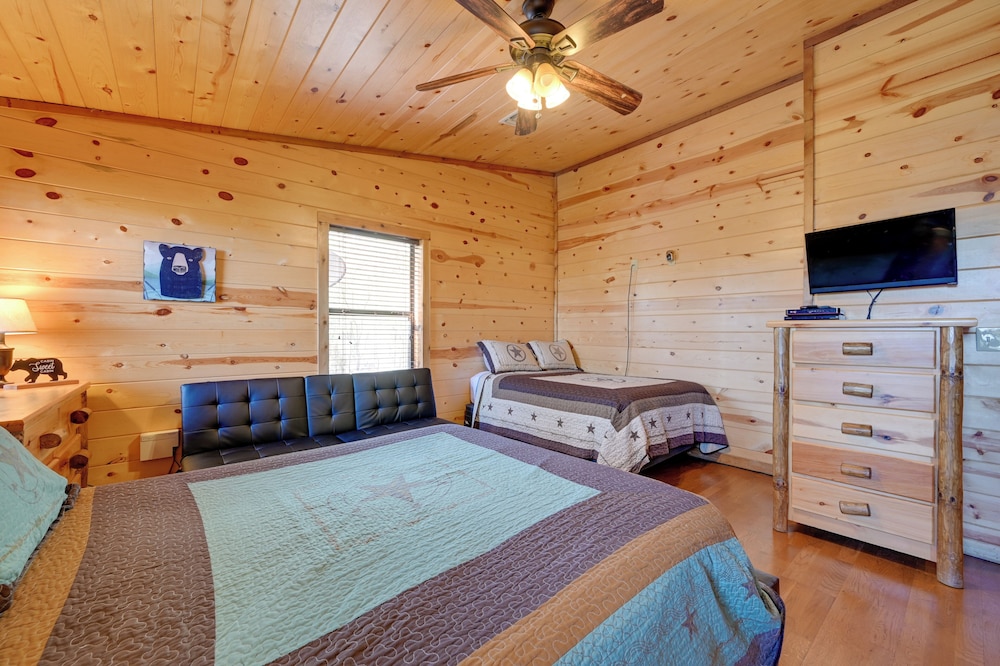 Broken Bow Cabin W/ Hot Tub & Covered Deck! - Broken Bow, OK