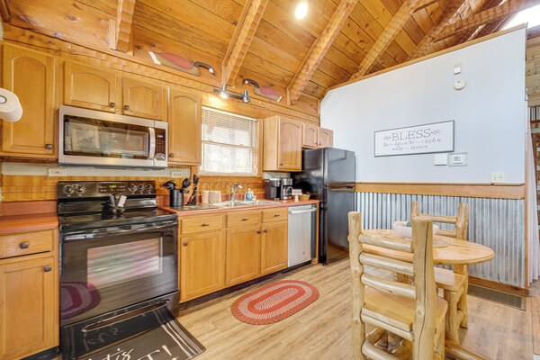 Honey Bear Pause: Rural Escape W/ Porch & Hot Tub! - Great Smoky Mountains National Park