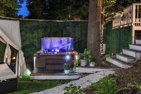 Hot Tub + Walk To Lakeside Dining: Meredith Home! - Laconia, NH