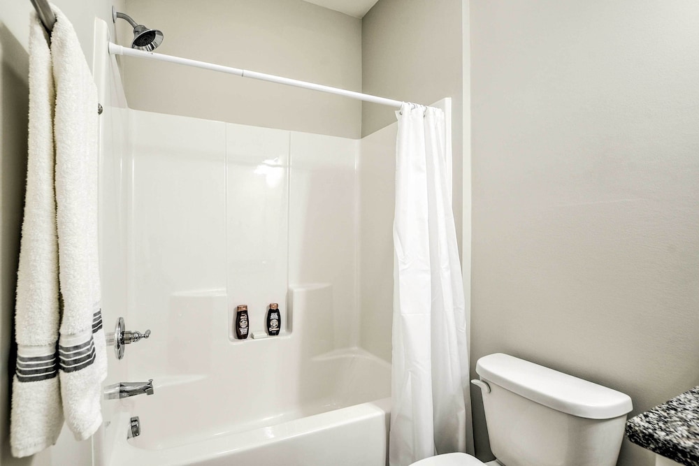 Modern Escape In The Heart Of Murrells Inlet - Murrells Inlet, SC