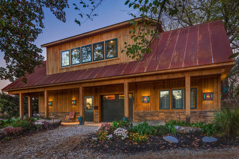 Chalet At Falling Water: Close To Bike Trails - Bentonville, AR