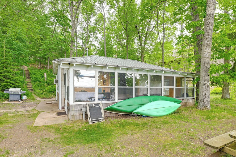 Lakefront Cabin W/ Fire Pit, Dock, & Boat Rental - Fall Creek, WI