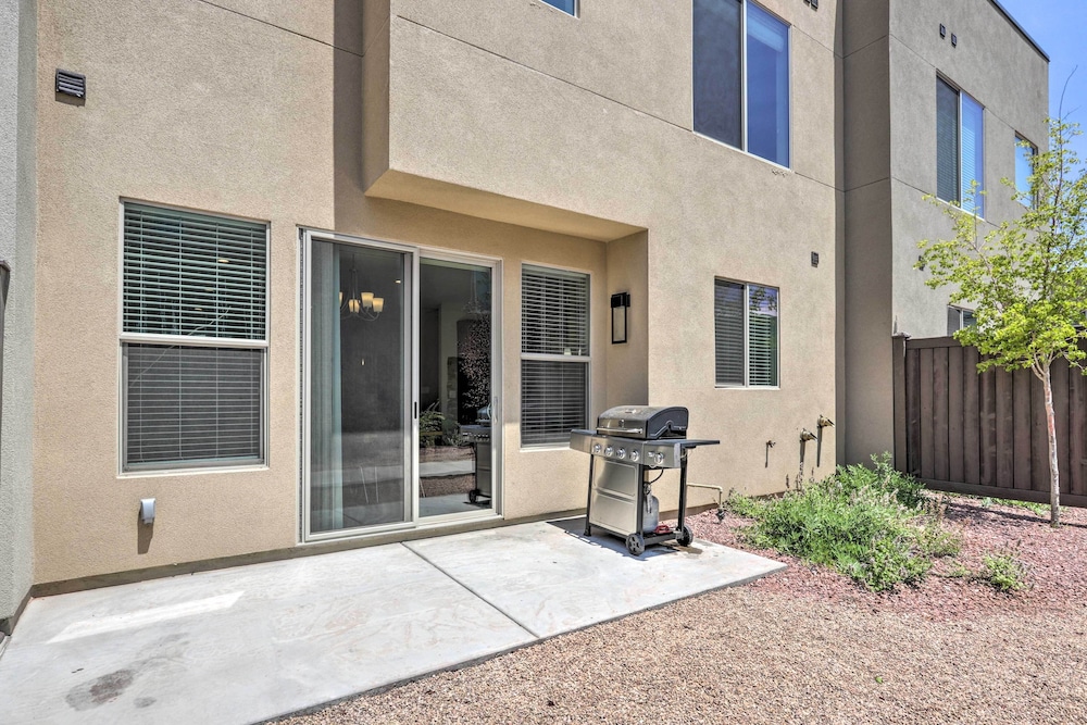 Luxury Downtown Moab Townhome W/ Pool Access! - Arches National Park, UT