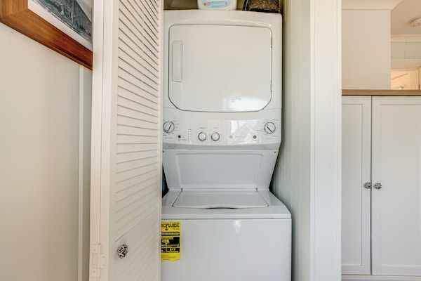 Quaint 'Sur La Mer' Cottage W/ Deck, Fire Pit - Seaside, OR