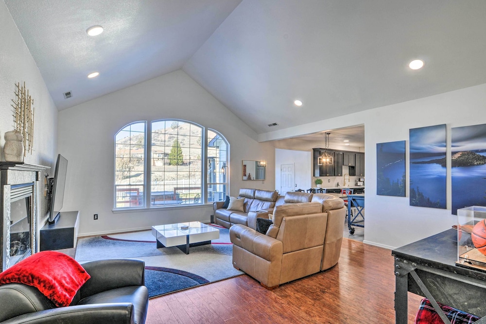 Alluring Home W/ Fire Pit < 1/2 Mi To Oit! - Klamath Falls, OR