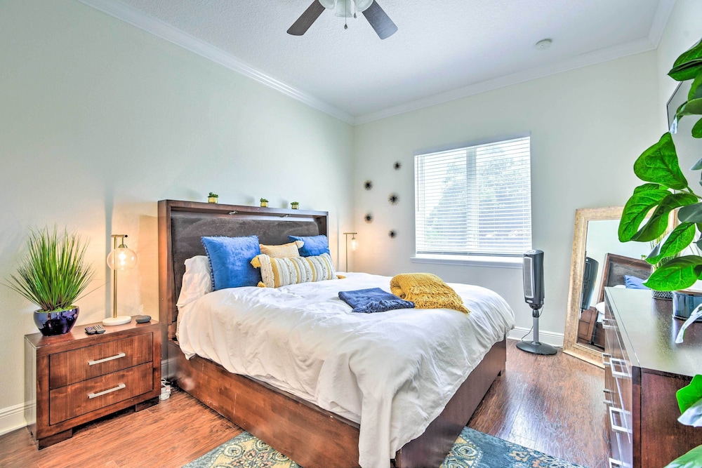 Sunny Sarasota Abode W/ Yard ~ 1 Mi To Dtwn! - Sarasota, FL