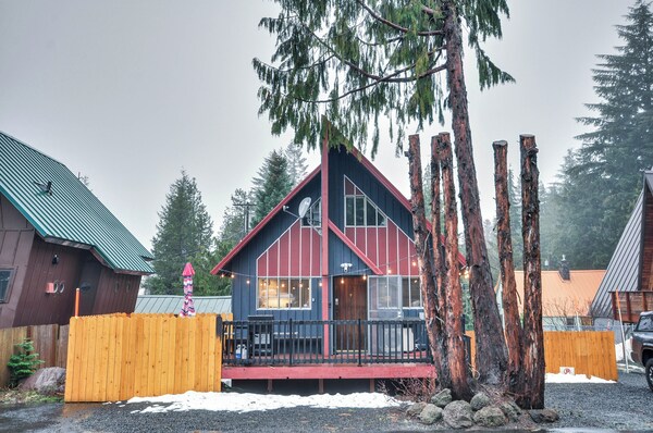 Inviting Mt Hood Cabin W/ Porch: 1 Mi To Skibowl! - Government Camp, OR